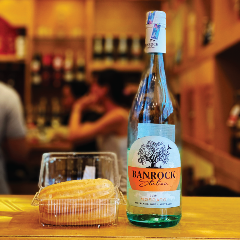 Rượu vang ngọt Banrock Station và bánh su kem